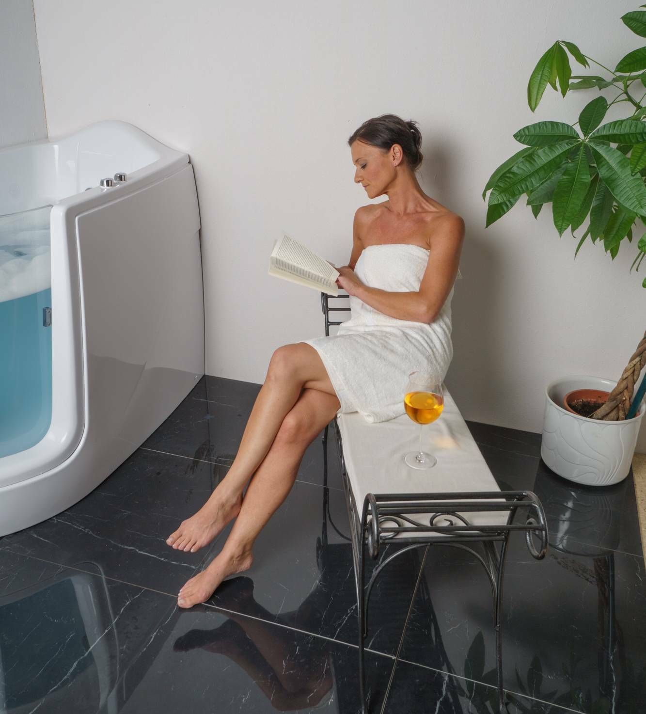 Sitz-Badewanne mit Acryl-Tür inkl. Wannenschürze "Aqualuna" von b ...