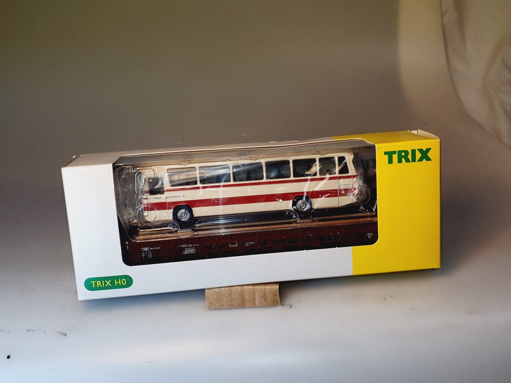 H0 Trix 24400 Flachwagen mit Reisebus (Schuco), neu/ovp kaufen bei Hood.de