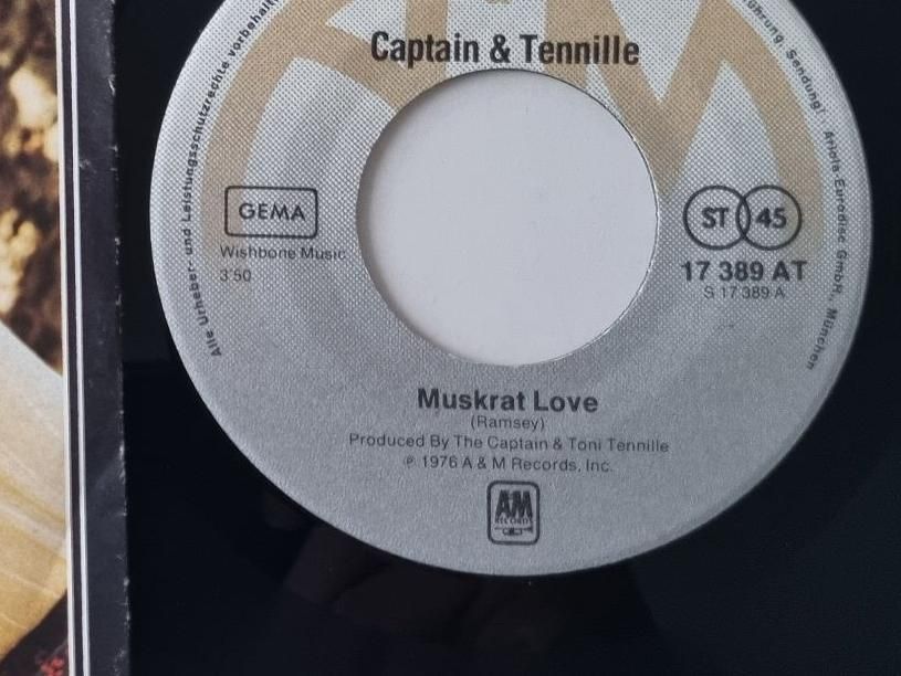 Captain & Tennille - Muskrat Love 7'' Vinyl Germany gebraucht kaufen ...