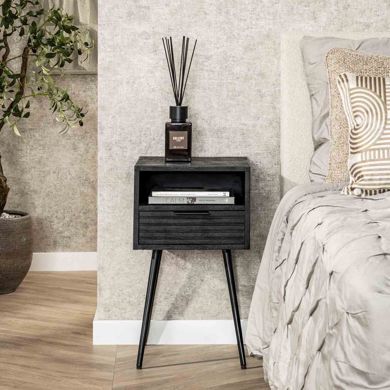 Nachttisch Lari Mangoholz massiv, modern mit geriffelter Front, Schwarz ...