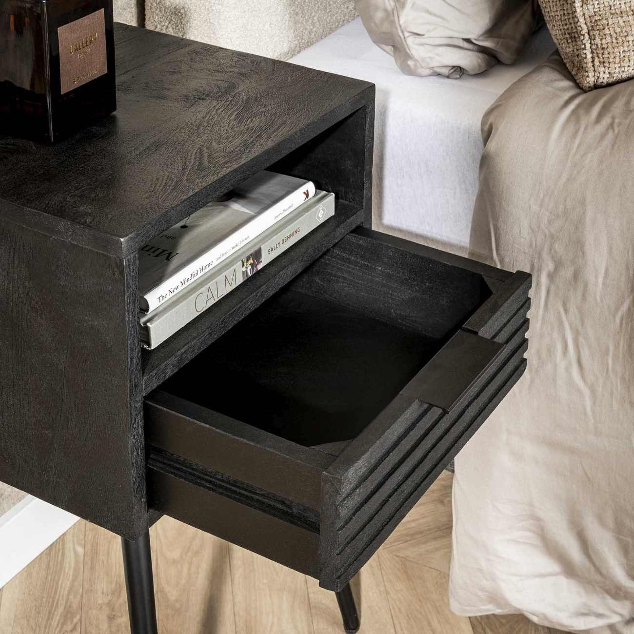 Nachttisch Lari Mangoholz massiv, modern mit geriffelter Front, Schwarz ...