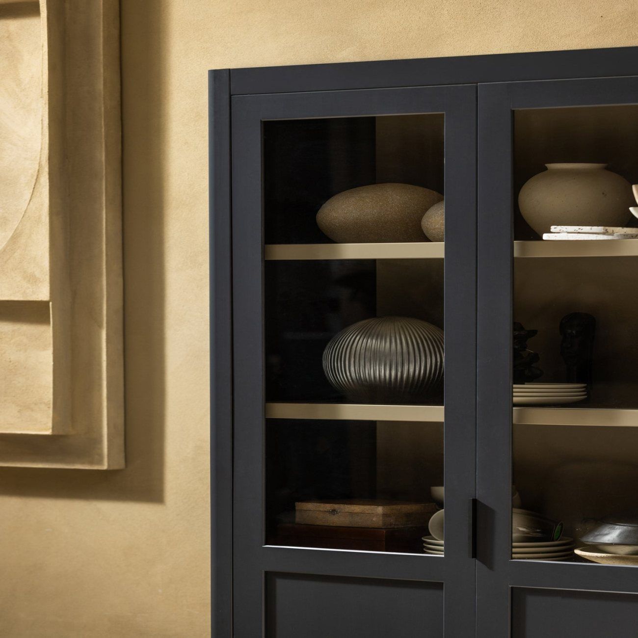 Vitrine Gunnar aus Kiefernholz, skandinavisches Design, schwarz ...