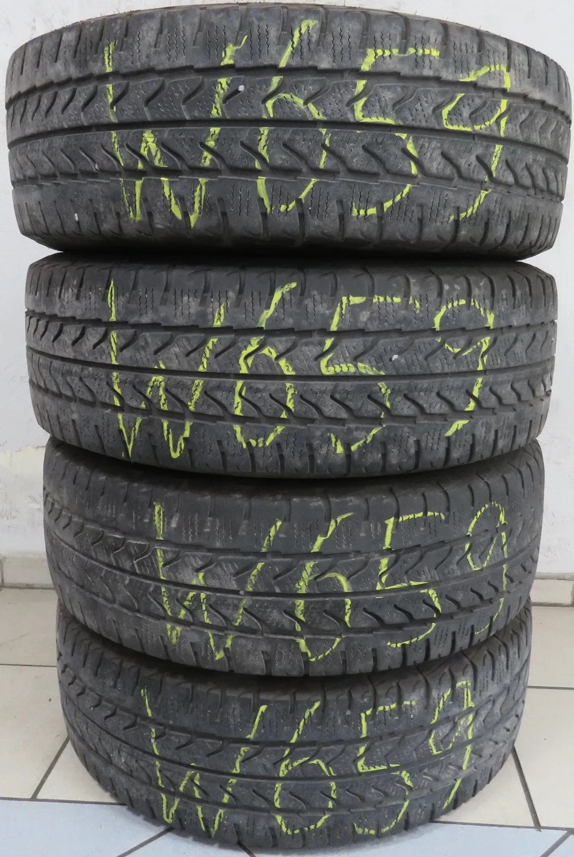 Winterreifen Satz Goodyear UltraGrip Cargo 215 65 R16 C 109T gebraucht ...