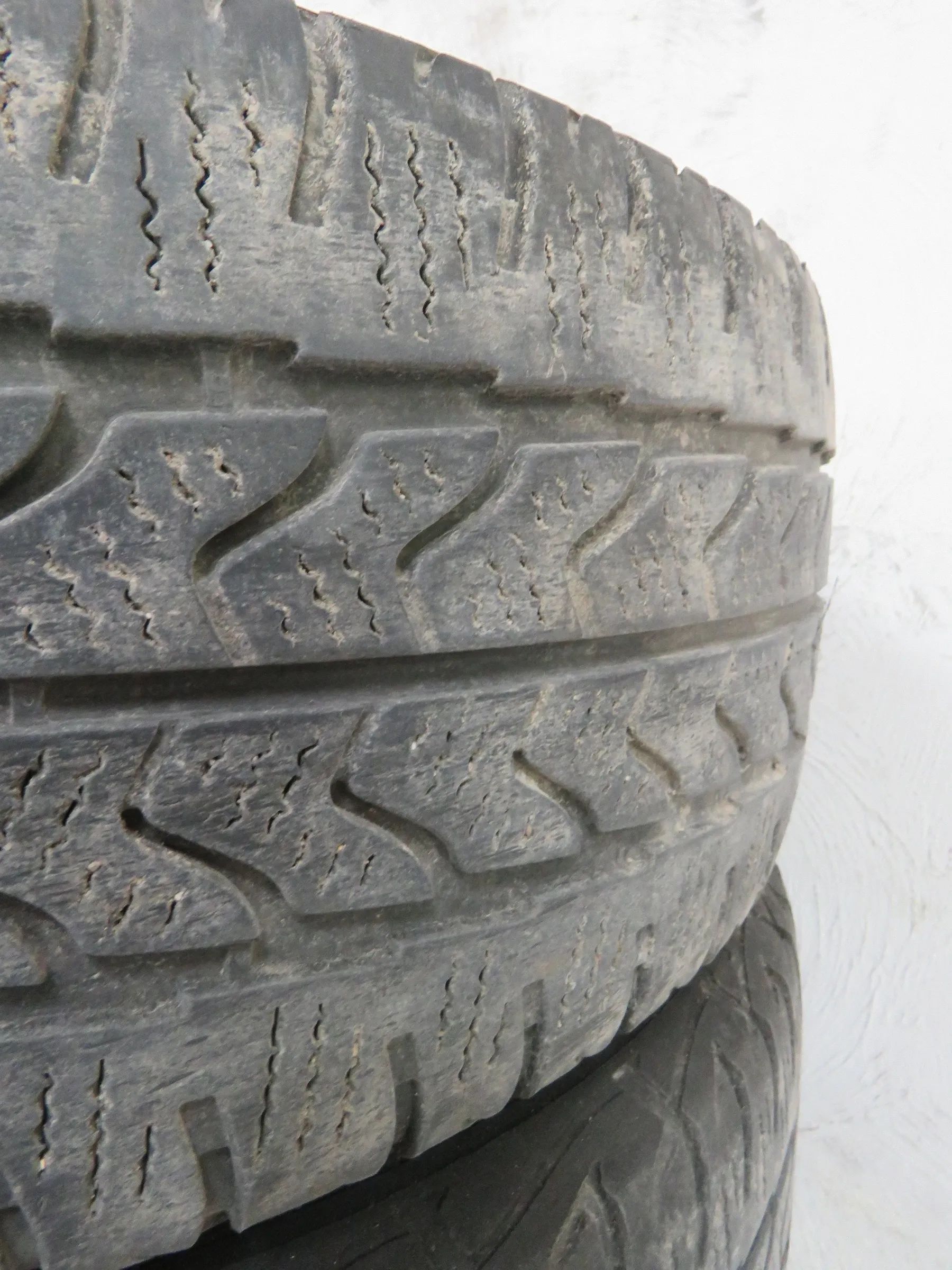 Winterreifen Satz Goodyear UltraGrip Cargo 215 65 R16 C 109T gebraucht ...